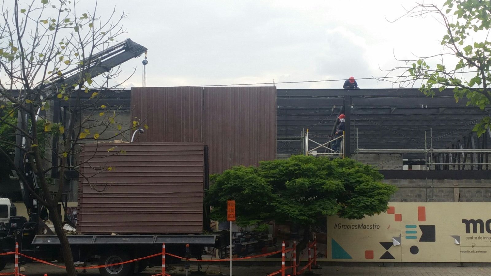 Fachada en paneles de GRC Centro de Innovación del Maestro. MOVA ...