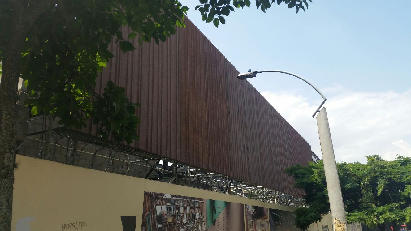 Fachada en paneles de GRC Centro de Innovación del Maestro. MOVA ...
