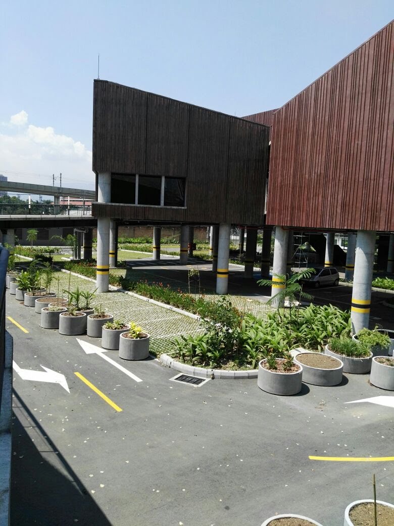 Fachada en paneles de GRC Centro de Innovación del Maestro. MOVA ...