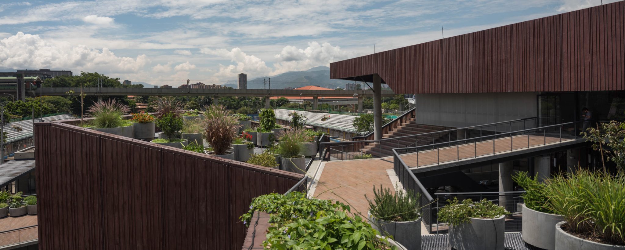 Fachada en paneles de GRC Centro de Innovación del Maestro. MOVA ...