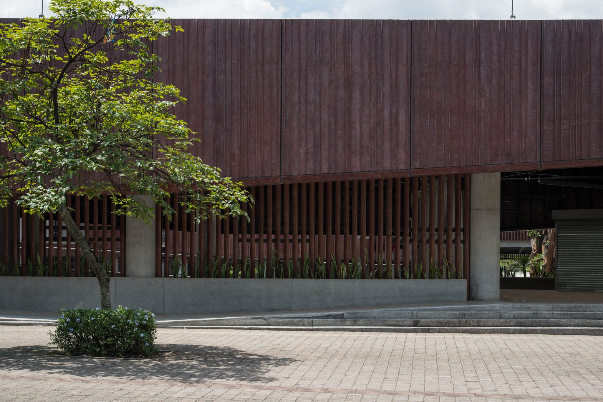 Fachada en paneles de GRC Centro de Innovación del Maestro. MOVA ...