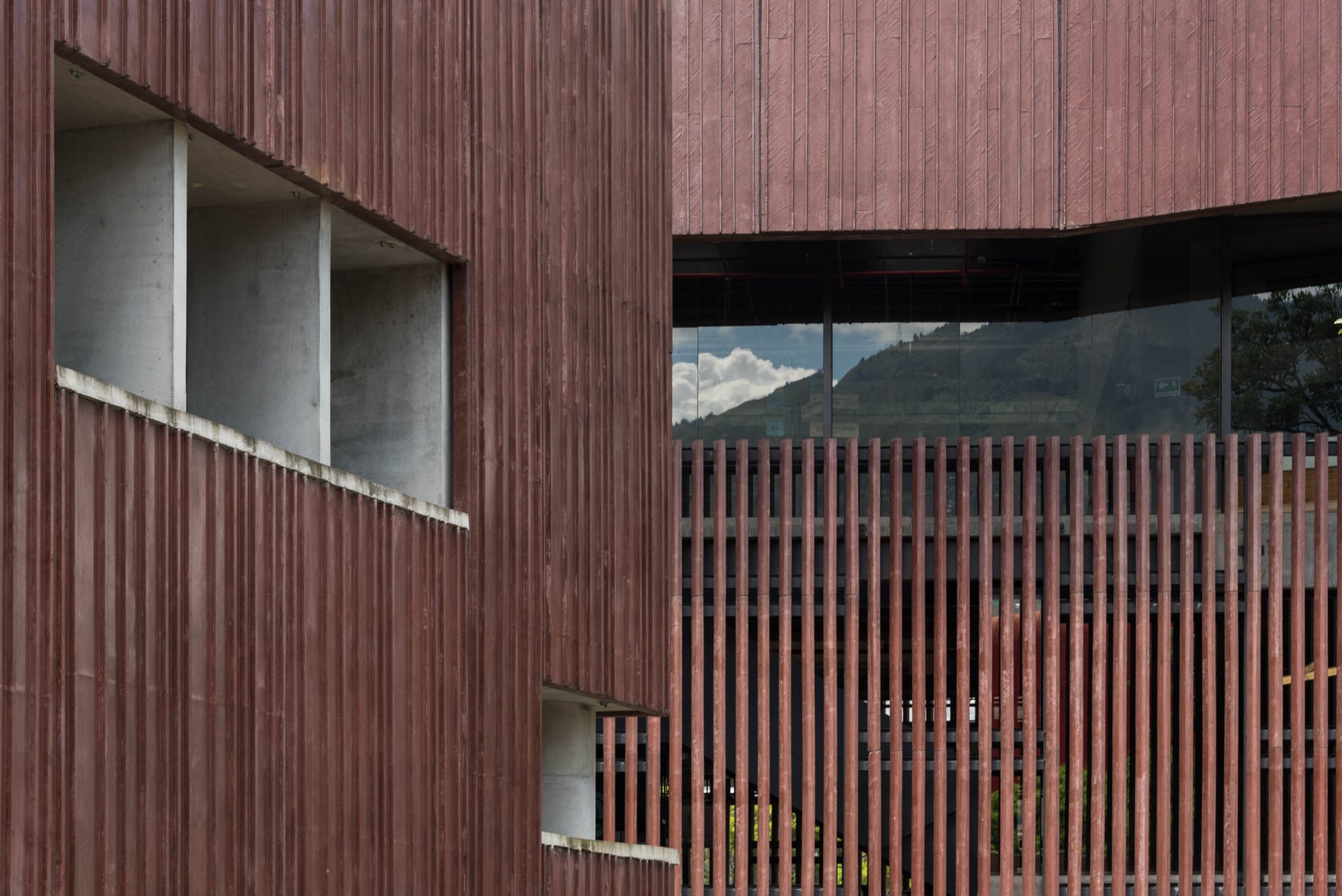 Fachada en paneles de GRC Centro de Innovación del Maestro. MOVA ...